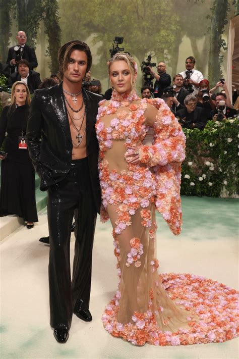 Kelsea Ballerini Stuns In Romantic Gown With Cascading Flowers At Met Gala Parade News