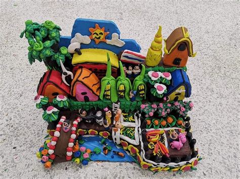 ตัวอย่างการปั้นดินน้ำมัน สำหรับเด็กระดับปฐมวัย จากการแข่งขันศิลปหัตถกรรม ครั้งที่ 69 ภาคตะวันออก