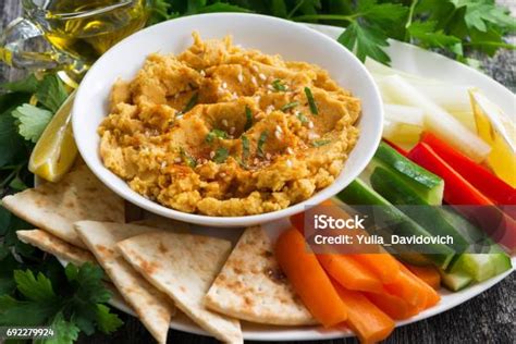 Hummus Saus Arab Dengan Roti Pipih Dan Sayuran Segar Horisontal Foto Stok Unduh Gambar