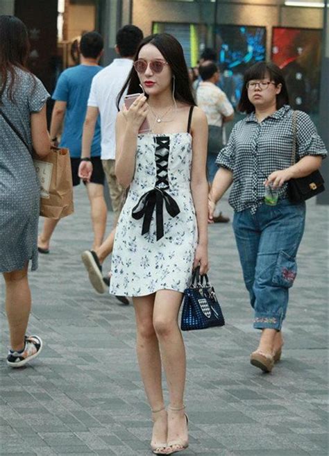 時尚街拍show穿清新優雅的青花白裙女孩 每日頭條