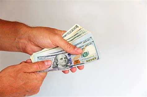 남자의 손에 미국 달러를 보유 하 고 그들을 계산 하 고 지불 종이 돈을 달러 손에 개념에 대한 스톡 사진 및 기타 이미지 개념 구매 금융 Istock