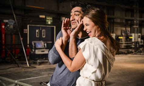 Elenco Grava Vinheta De Fim De Ano Da Globo Em Clima Festivo Jornal O
