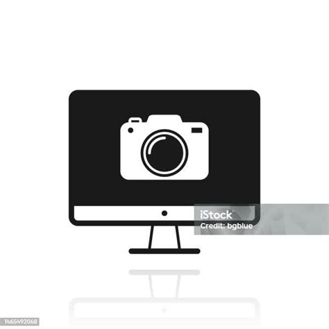 카메라가 있는 데스크톱 컴퓨터 흰색 배경에 반사된 아이콘 데스크탑 컴퓨터에 대한 스톡 벡터 아트 및 기타 이미지 데스크탑 컴퓨터 디지털 카메라 사진 예술 및 공예제품