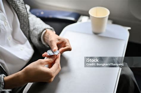 자른 사람 공기 병든 멀미 약을 복용하는 여성 손 건강관리와 의술에 대한 스톡 사진 및 기타 이미지 건강관리와 의술 경영자 기업가 Istock