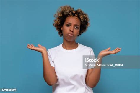 아프리카 계 미국인 여자는 당황 표정 불확실성과 어깨를 으쓱 찡그린 얼굴 결정에 대한 스톡 사진 및 기타 이미지 결정 고름 곱슬 머리 Istock