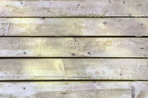 보드는 오래 된 나무 벽에 의하여 이루어져 있다 노란 특이 한 플 라크입니다 0명에 대한 스톡 사진 및 기타 이미지 0명 거친 건설 산업 Istock
