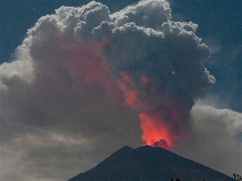 Bali Volcano Mount Agung Spews 8200ft Column Of Ash Closing Airports