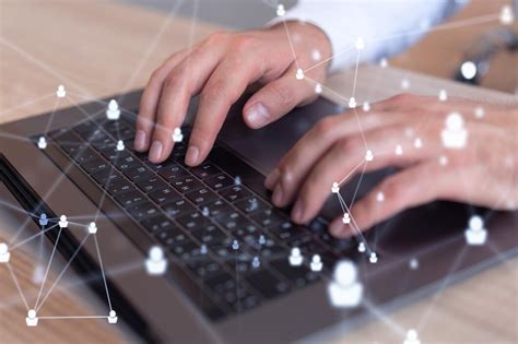 인사 전문가의 손이 채용 과정에서 국제 네트워크를 구축할 최고의 후보자를 찾기 위해 인터넷에서 키보드를 입력하고 있습니다 공식적인 마모 소셜 미디어 홀로그램 아이콘