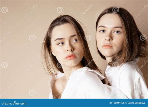Modelli Di Bellezza Di Modo Due Ragazze Nude Dei Gemelli Delle Sorelle