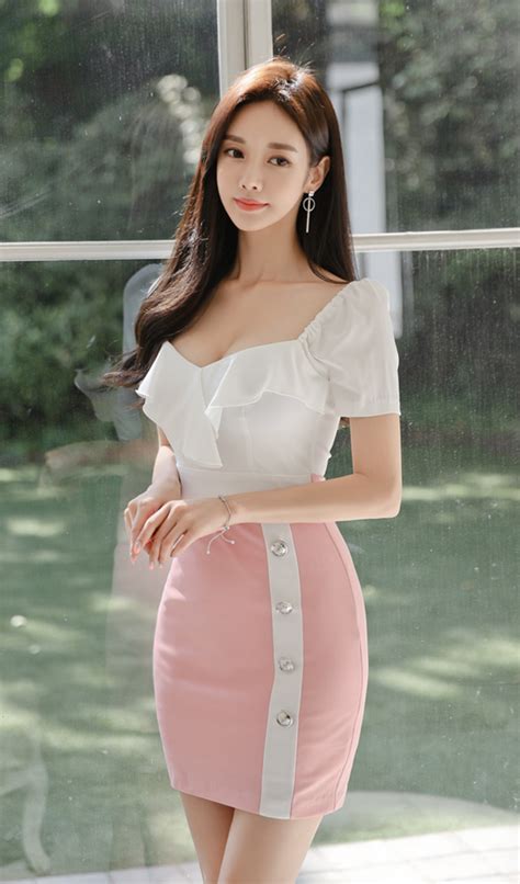 孙允珠粉色紧身裙，秀出时尚美腿