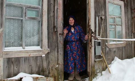 Сусідська баба Люба стала для нас рідною але коли її довго не було видно я розхвилювалася А