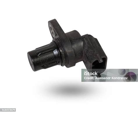 자동차 정비사의 손에 자동차 엔진의 전자기 크랭크 샤프트 위치 센서 예비 부품 카탈로그 감지기에 대한 스톡 사진 및 기타 이미지