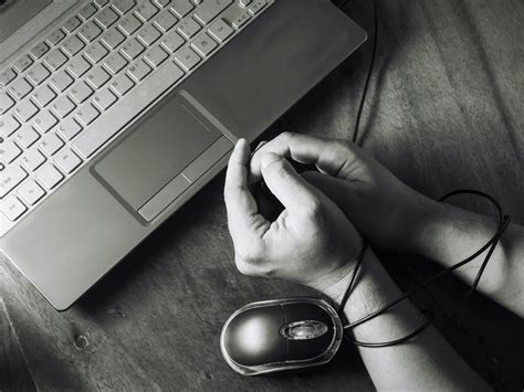 اعتیاد به فضای مجازی و اینترنت چه برسرتان می‌آورد راه مقابله خودساخته دانلود فیلم و مقالات