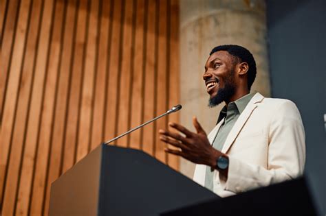 컨퍼런스 중 연설로 청중에게 영감을 주는 동기 부여 연설가 연설가에 대한 스톡 사진 및 기타 이미지 연설가 모임 연설 Istock