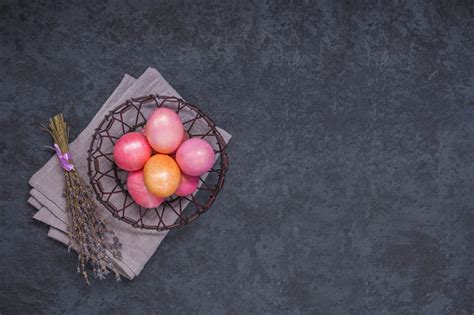 금속 바구니에 있는 부활절 에그와 어두운 배경에 라벤더 무리 부활절과 봄 휴가 개념 플랫 레이 공간을 복사합니다 4월에 대한 스톡 사진 및 기타 이미지 Istock