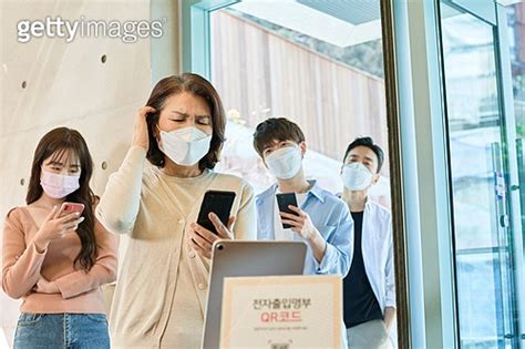 출입명부 신조어 Qr코드 코딩 스마트폰 50대 중년 여성 역경 컨셉 곁눈질 멀리보기 디지털소외 당혹 컨셉 이미지 Jv12306792