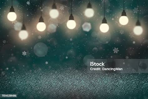 라이트 블루 좋은 화려한 반짝이 빛은 전구 및 떨어지는 눈 조각 비행 귀하의 콘텐츠에 대 한 빈 공간을 가진 Festal 모의 질감을 디 포커 싱 Bokeh 추상적 인 배경