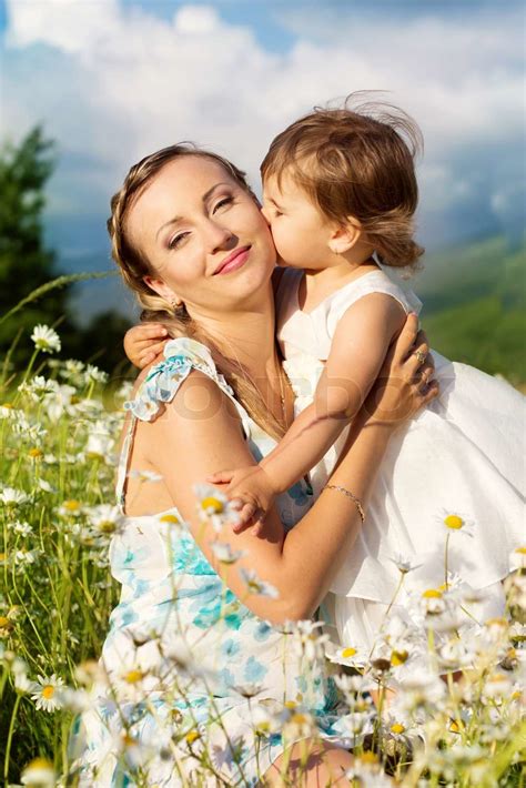 Sch Ne Mutter Und Kleine Tochter Stock Bild Colourbox