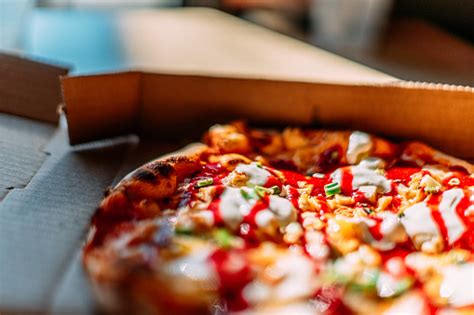 골판지 배달 상자에 독특한 재료와 맛있는 장작 발사 테이크 아웃 버팔로 치킨 피자의 클로즈업 샷 피자에 대한 스톡 사진 및 기타