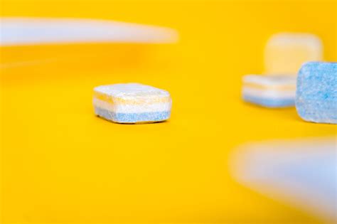 노란색 배경에 흰색 접시와 식기 세척기 정제를 청소 설거지용 밝은 색의 비누 정제 그룹 가사 집안일에 대한 스톡 사진 및 기타 이미지 가사 집안일 가정 주방 가정용