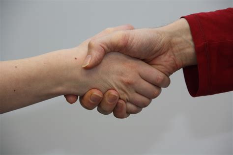 무료 이미지 남자 사람 남성 다리 손가락 팔 손을 잡고 닫다 인간의 몸 소유 오르간 주기 떨림 무지 상호 작용 감각 인간 행동