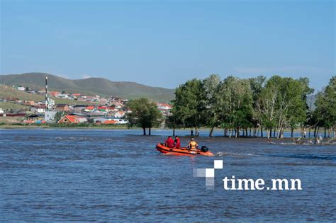 Хийлдэг завтайгаа салхинд туугдаж нуур луу орсон хүүхдийг аварчээ