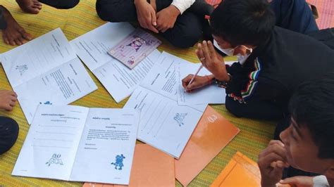 សិស្សអនុវិទ្យាល័យ ហ៊ុន សែន រលួស ក្រាលកន្ទេលអង្គុយរៀនក្រៅថ្នាក់ ដោយសារខ្វះបន្ទប់សិក្សា