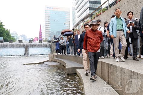 청계천 산책하는 이명박 전 대통령 뉴스1