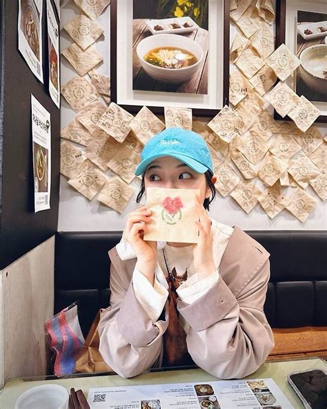 길거리 캐스팅된 오빠 따라 촬영장 갔다가 데뷔한 여배우의 미니멀 패션 패션연구소