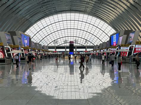 집 밖의 강가 강변 건물 외관 건물 외장 건축 사진 건축 혁신 경치 공공 장소 관광 관광 명소 구름없는 하늘 기하학적 모양 나무 난간 녹지