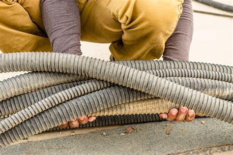 전문 전기 남자는 지붕 상단에 중부하 의무 에어컨 장치의 전기 공급의 중요한 문제를 해결하고 파란색 유니폼과 모자를 착용 건강한 생활방식에 대한 스톡 사진 및 기타 이미지