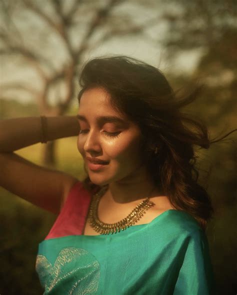 അനിഖ സുരേന്ദ്രൻ Photos And Images 16292 Filmibeat Malayalam