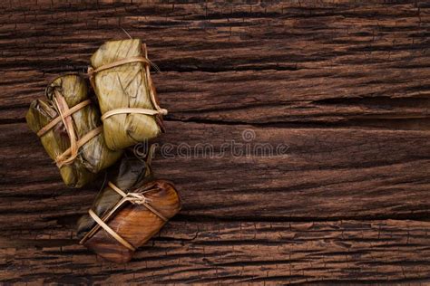 Циновка Khao Тома тайский десерт липкий рис банан и черные фасоли обернутые в банане