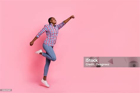 스포티한 활동적인 사람의 전체 길이 프로필 사진 손을 들다 주먹 점프 비행 빈 공간 고립 된 통 하고 분홍색 배경 땋은 머리에 대한 스톡 사진 및 기타 이미지 Istock