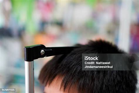 이 그림은 센티미터와 인치를 측정하는 높이 측정기를 사용하여 어린이의 키를 측정하는 방법을 보여줍니다 건강 진단에 대한 스톡 사진 및 기타 이미지 Istock