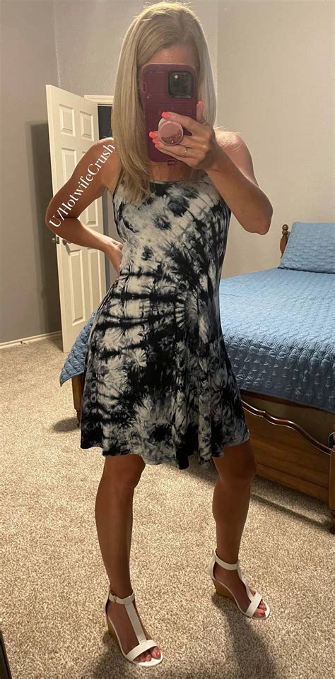 Female 44 No Panties Under While Shopping Scrolller