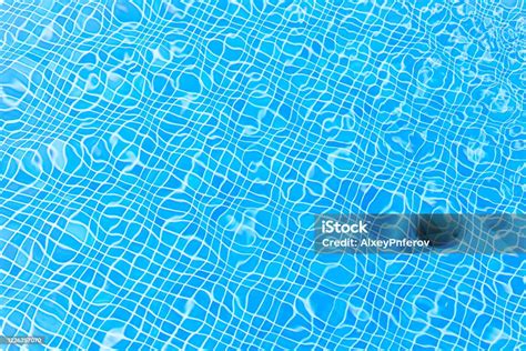 수영장의 파란색 바닥 모자이크 타일 잔물결물 표면 텍스처 또는 배경 수영장 스포츠 경기장에 대한 스톡 사진 및 기타 이미지 수영장 스포츠 경기장 질감 질감 효과