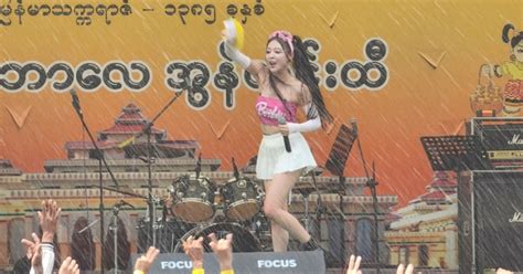 [포토] 헤니 미얀마 물축제 띤잔서 수만명 관객 호응 폭발