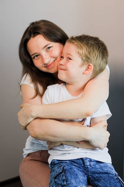 Una Madre Abraza A Su Hijo Foto Premium