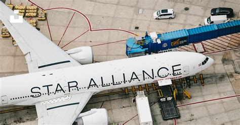 낮 동안 공항에 흰색과 파란색 비행기 사진 Unsplash의 무료 뉴어크 이미지