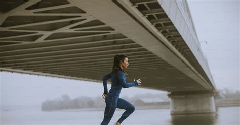 가을 아침에 강가를 달리는 파란 운동복을 입은 예쁜 젊은 여자 사진 Unsplash의 운동복 이미지