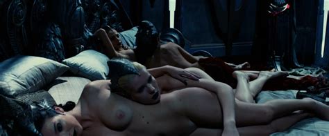 Голая Чарли Мари Дюпон в Riddick