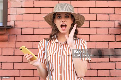 여름 힙스터 옷을 입고 아름다운 웃는 갈색 머리 모델 재미 있고 긍정적 인 여자 재미 거리에 대한 스톡 사진 및 기타 이미지 거리 귀여운 길거리 스타일 Istock