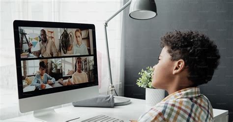 컴퓨터 앞 책상에 앉아 급우 및 교사와 온라인으로 이야기하는 아프리카 남학생 그는 온라인으로 공부합니다 사진 Unsplash의 흑인 교사 이미지