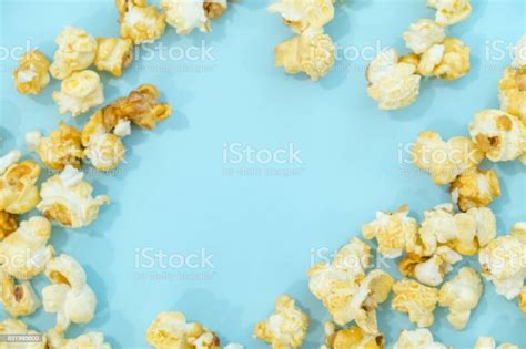 흩어져 소금된 팝콘 질감 배경 파란색 배경에 팝콘 패턴입니다 최고의 볼 수 있습니다 팝콘 테두리 클리핑 경로 포함 0명에 대한 스톡 사진 및 기타 이미지 Istock