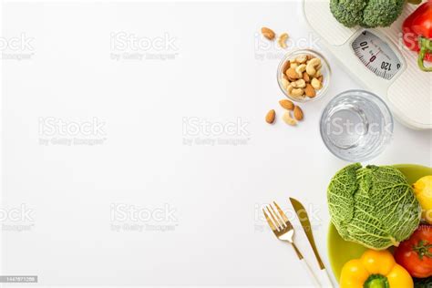 체중 감량 개념 물 야채 양배추 토마토 고추 아몬드 캐슈 너트 비늘 포크와 나이프의 상위 뷰 사진 복사 공간이 있는 격리된 흰색 배경 개념에 대한 스톡 사진 및 기타 이미지