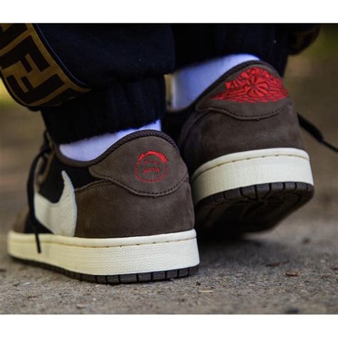 J1 X Travis Scott Jordan บาสเก็ตบอลทรงต่ำสำหรับผ้าใบผู้ชายพร้อมกล่องถุงกระดาษ รองเท้า Hot Sales