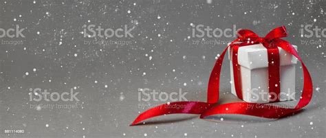 어두운 회색 배경에 빨간 리본으로 흰색 상자에 크리스마스 선물 새 해 휴일 구성 배너 텍스트에 대 한 공간을 복사 2018년에 대한 스톡 사진 및 기타 이미지 Istock