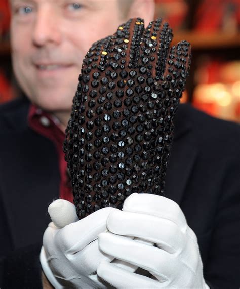 경매에 나온 마이클 잭슨의 검은 장갑 가격이 아주경제