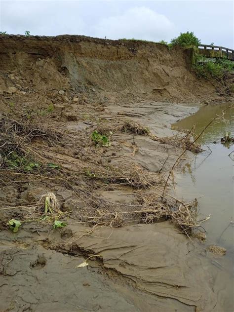 ရသေ့တောင်မြို့နယ်၌ မိုးသန်းထန်စွာရွာသွန်းမှုကြောင့် အငူမော် ဘူးသီးတောင် ကျေးရွာချင်း ဆက်ကျောက်ခ